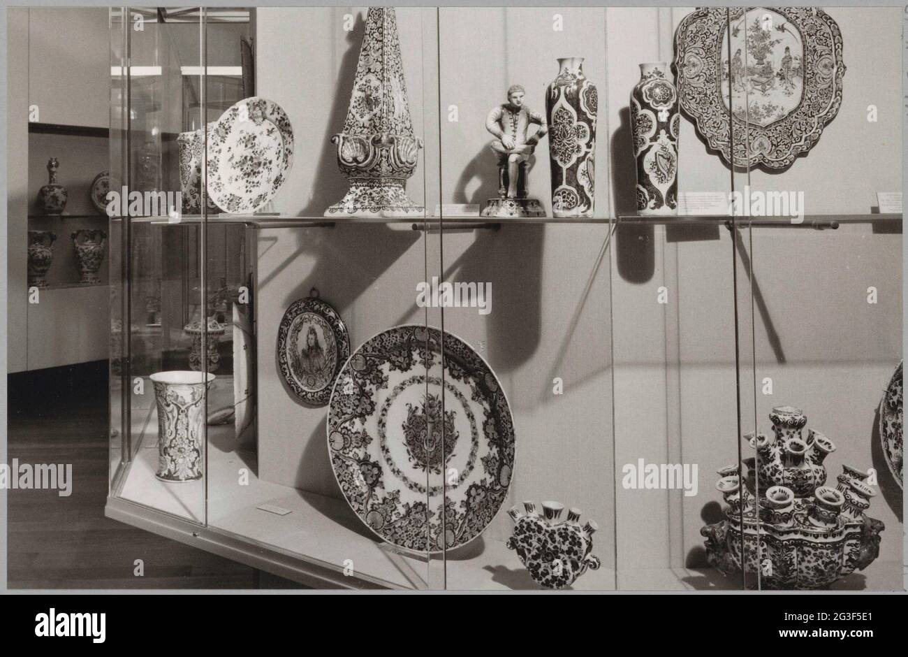 Showcases with objects from Delft earthenware (blue); Arts and crafts ...