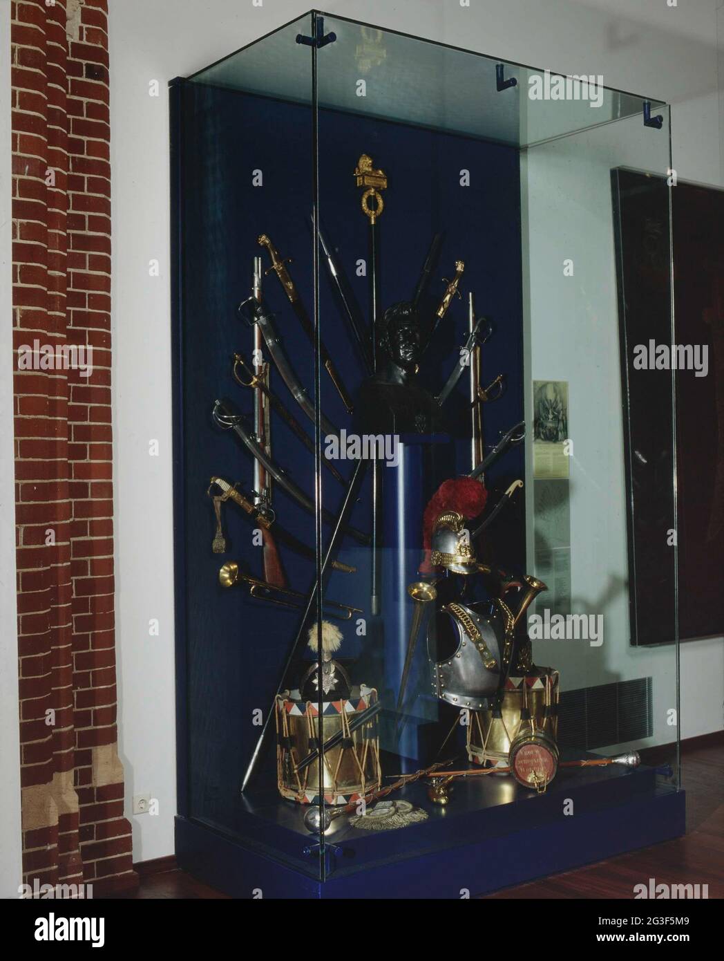 Showcase room 112 with weapons and bust, seen from the side; Setup of ...