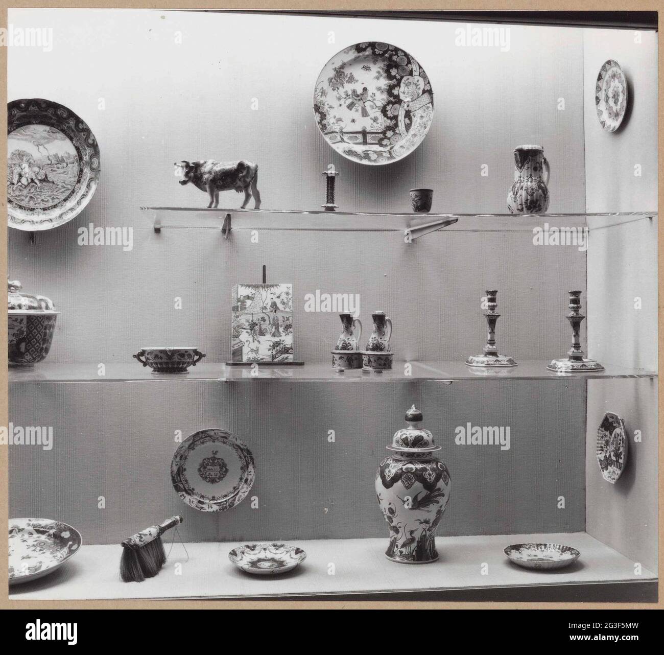 Showcase with objects of ceramics including dishes, plates, a pot, a ...