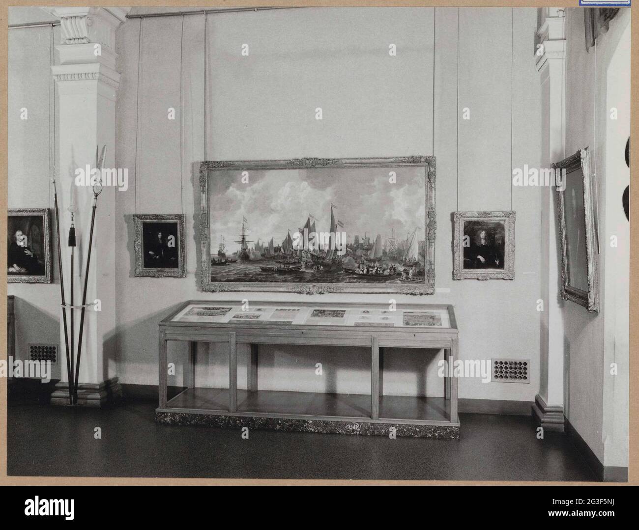 Hall 113 Seen to the west with weapons, paintings and a layingfitrine ...