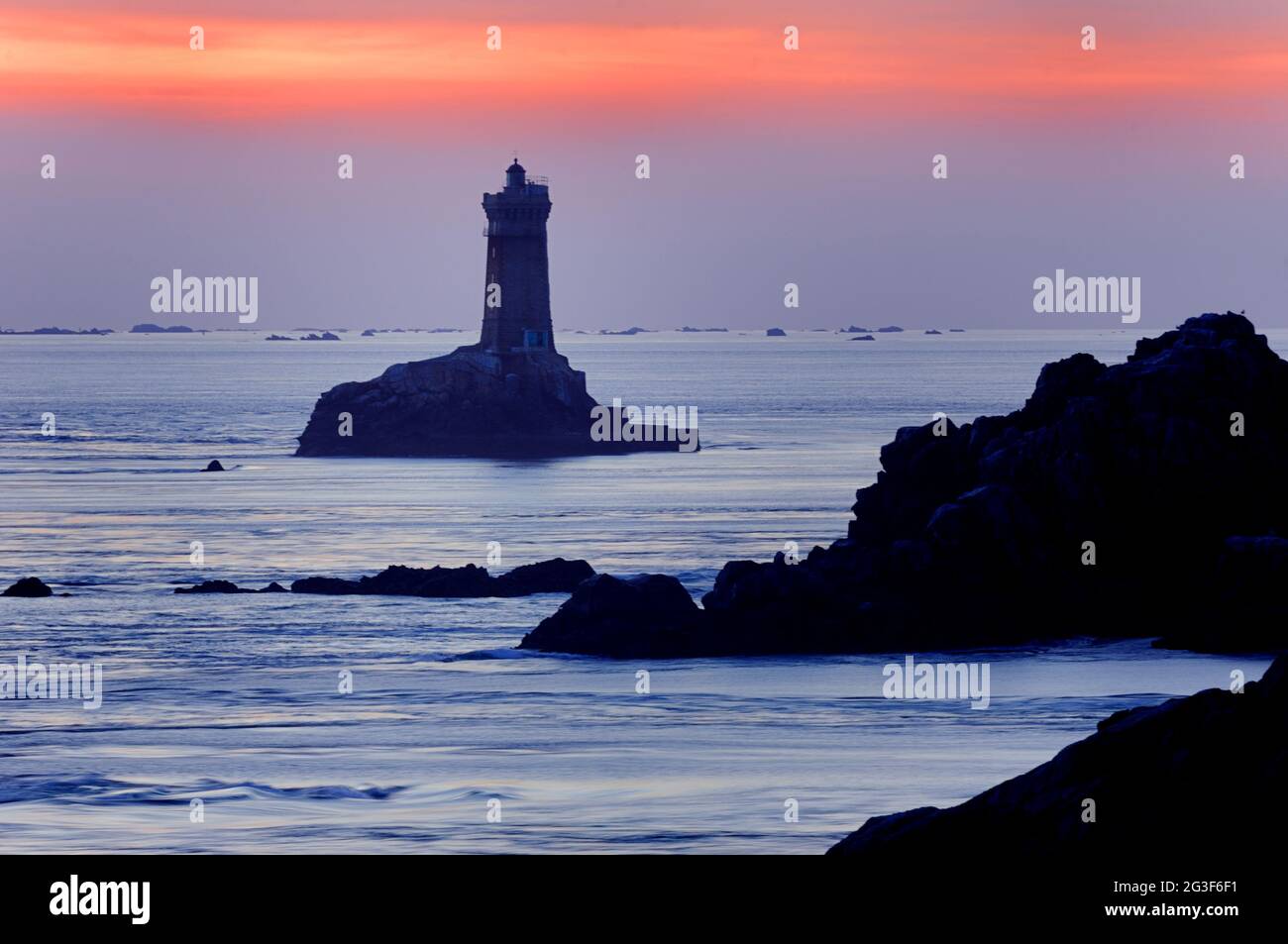 FRANCE. FINISTERE (29) PHARE DE LA VIEILLE LIGHTHOUSE IN FRONT OF ...