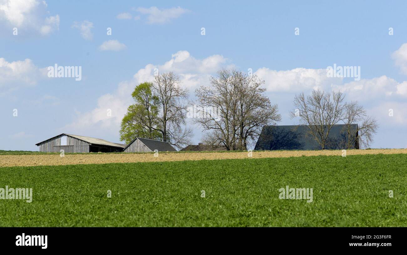 Farmhouse houses farm meadow hi-res stock photography and images - Alamy