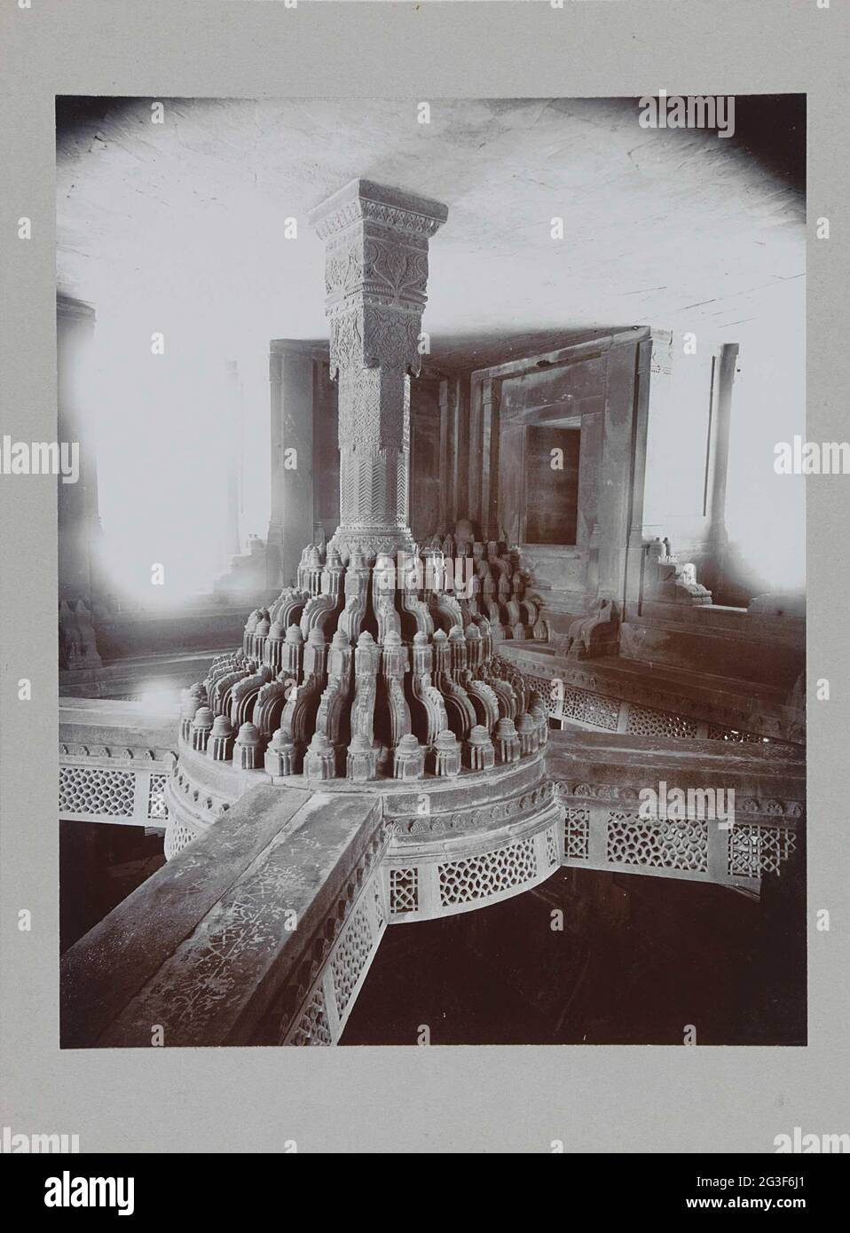 Column in the reception room in Fatehpur Sikri Stock Photo - Alamy