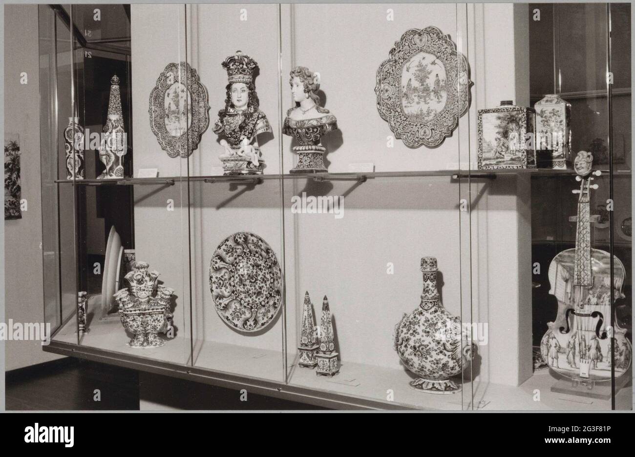 Showcase with objects of Delft earthenware (blue); Arts and crafts fall ...