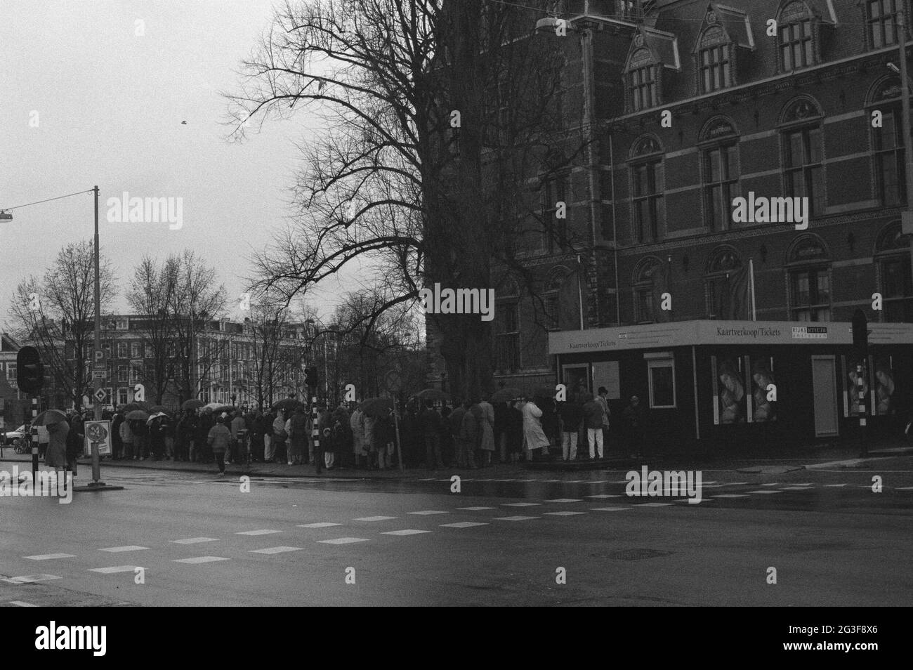 Crowd management at entrance hi-res stock photography and images - Alamy