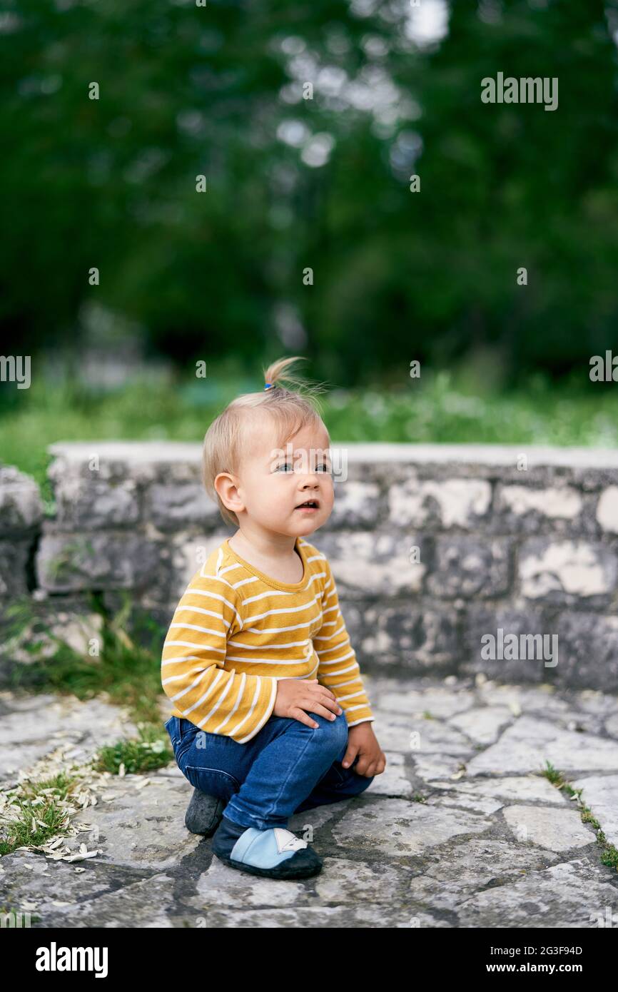 Knelt down hi-res stock photography and images - Alamy