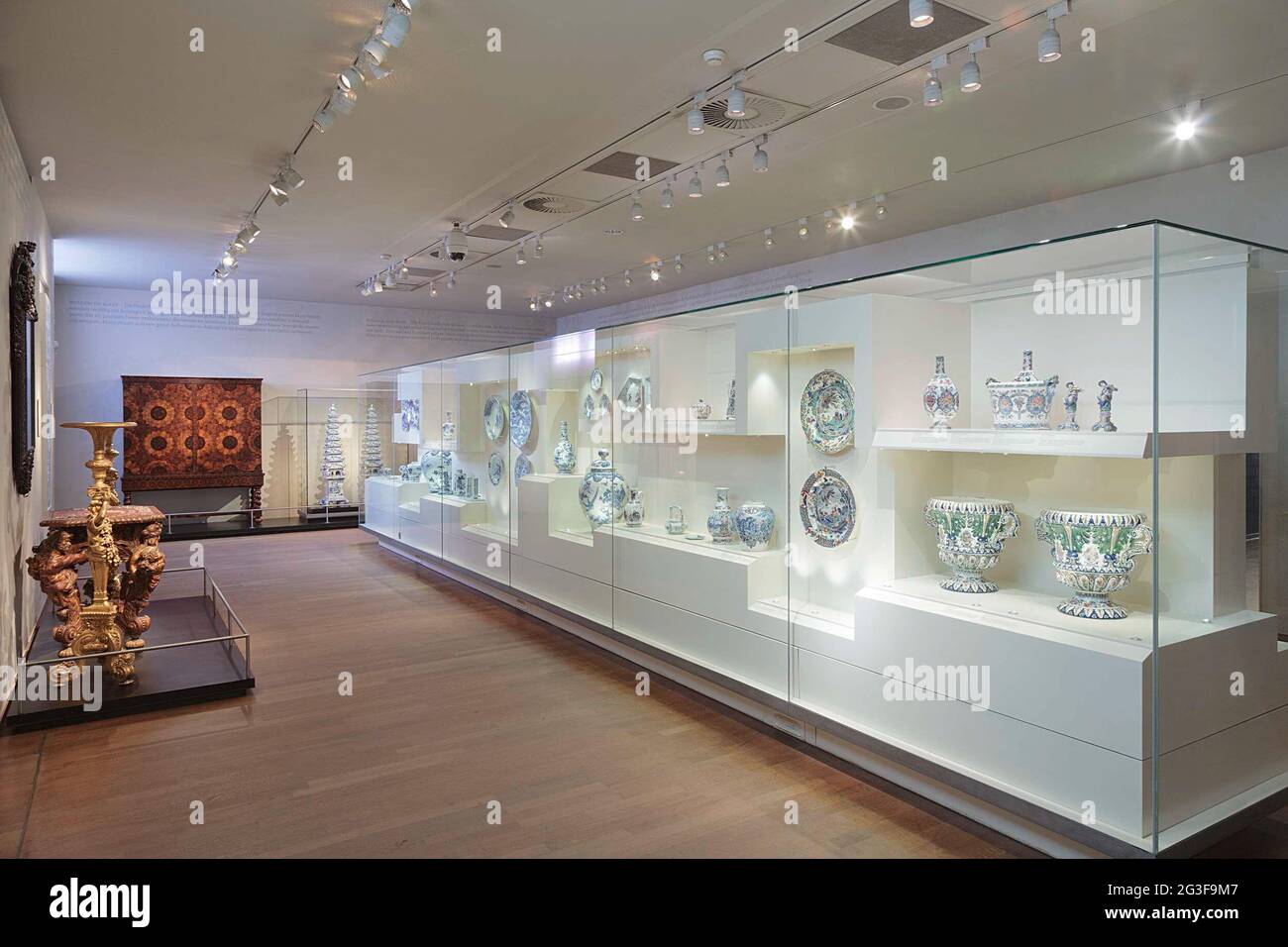 Room Delft porcelain and earthenware and crafts in the Philips wing ...