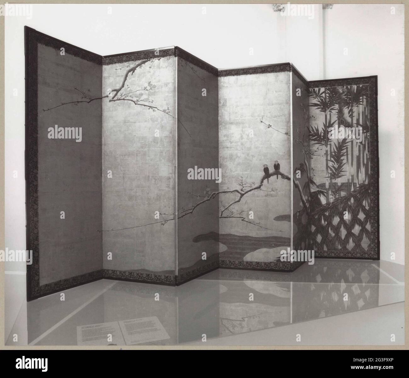 Six leaf room screen hi-res stock photography and images - Alamy