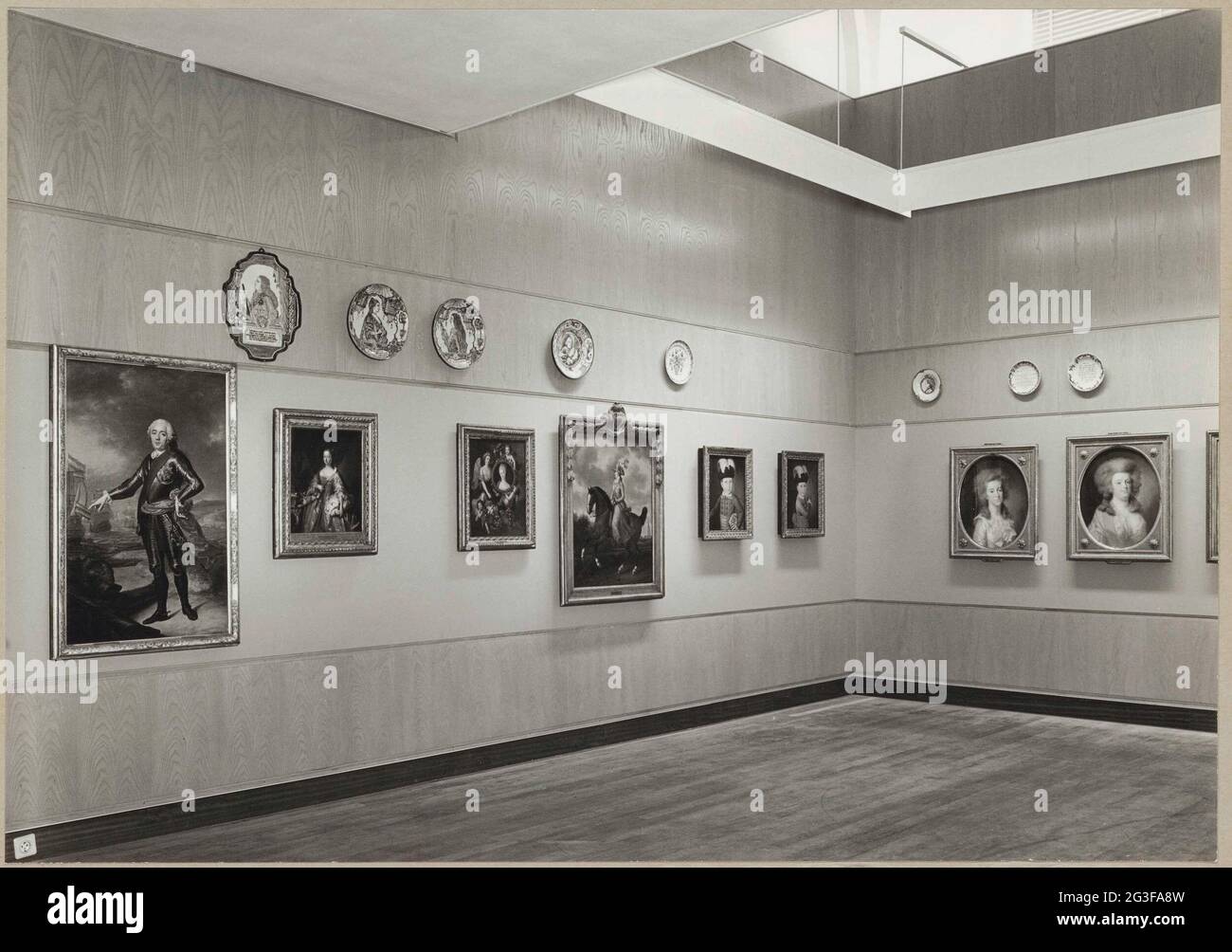 Room about the stadholder court with portraits and saucers ...