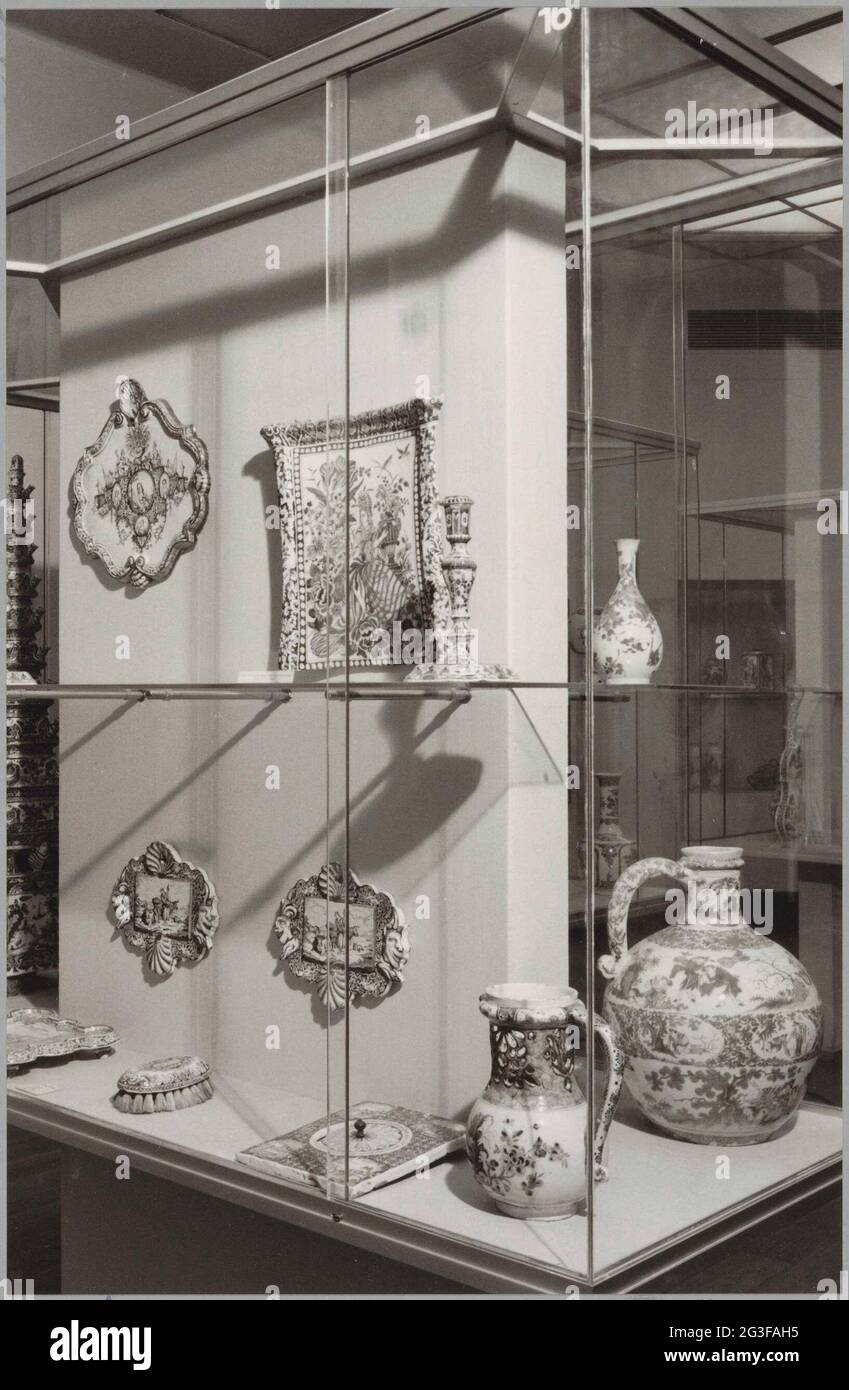 Showcase with objects of Delft earthenware (blue); Arts and crafts fall ...