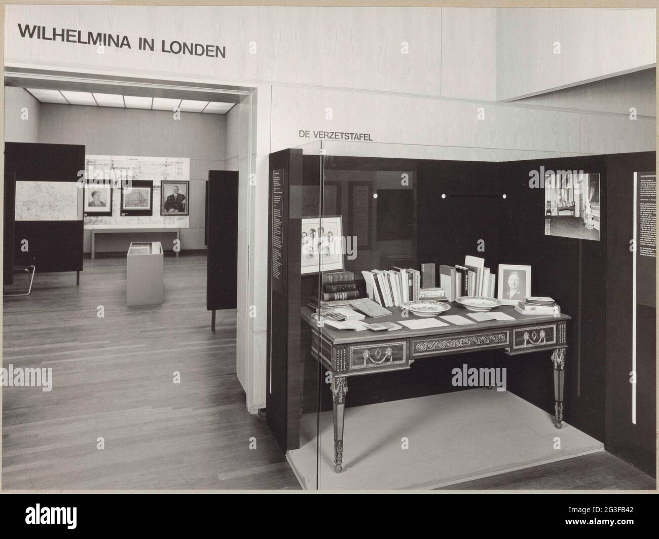 Resistance table in showcase, left a room with two portraits ...