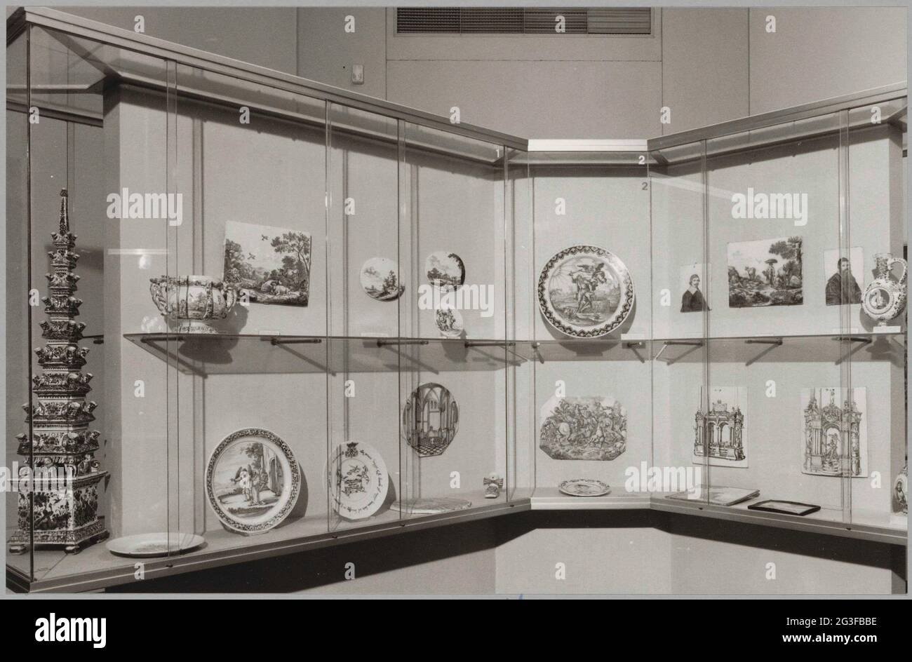 Showcase with objects of Delft earthenware (blue); Arts and crafts fall ...