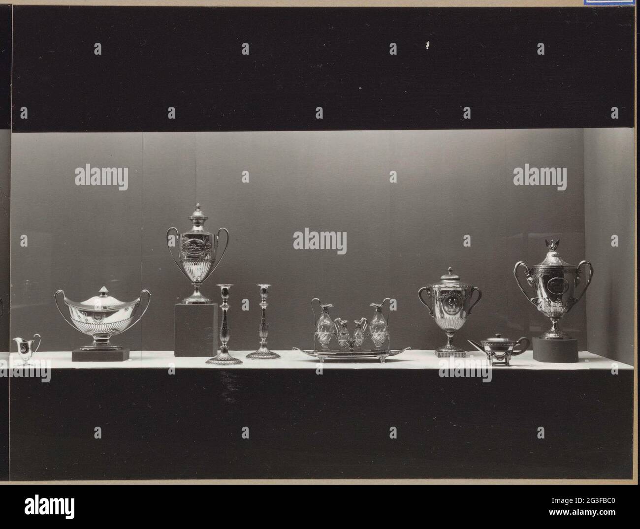 Showcase with silver objects; Exhibition English silver 1660-1820 Stock ...