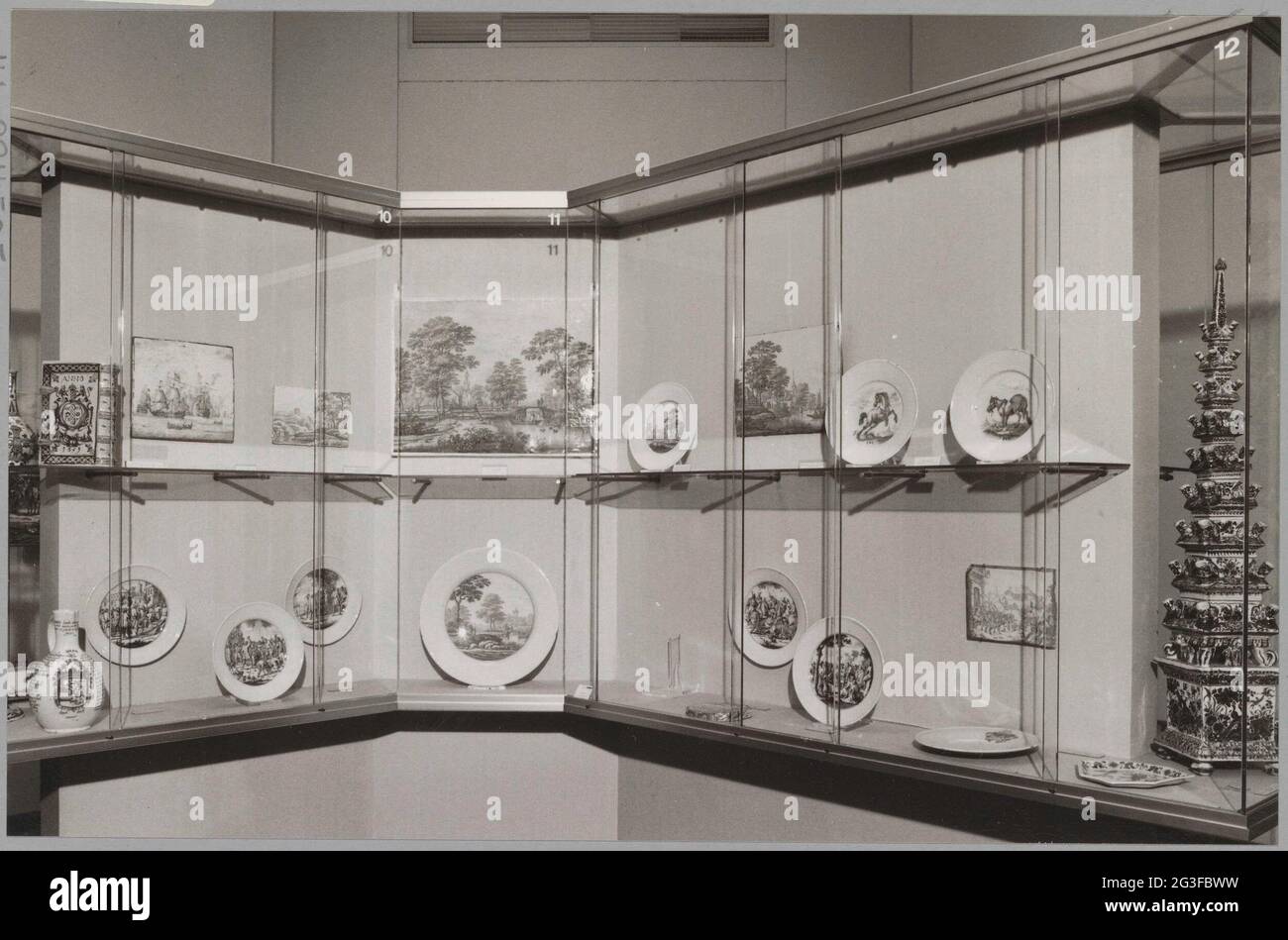 Showcase with objects of Delft earthenware (blue); Arts and crafts fall ...