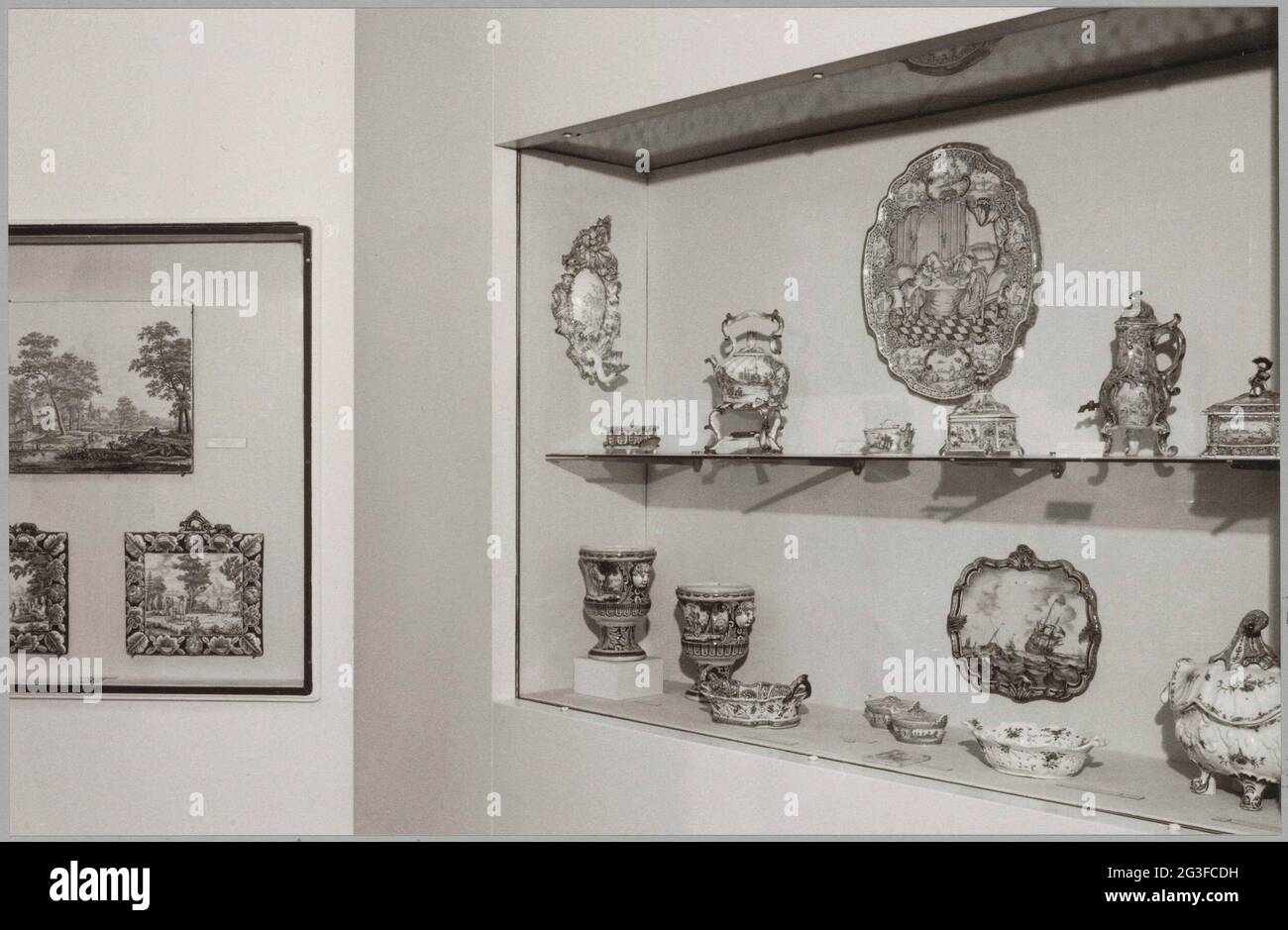 Showcase with objects of Delft earthenware (blue); Arts and crafts fall ...
