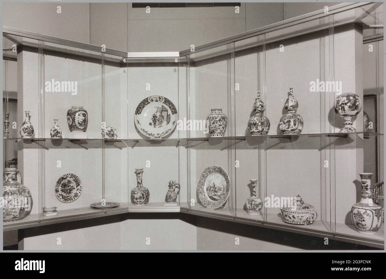 Showcase with objects of Delft earthenware (blue); Arts and crafts fall ...