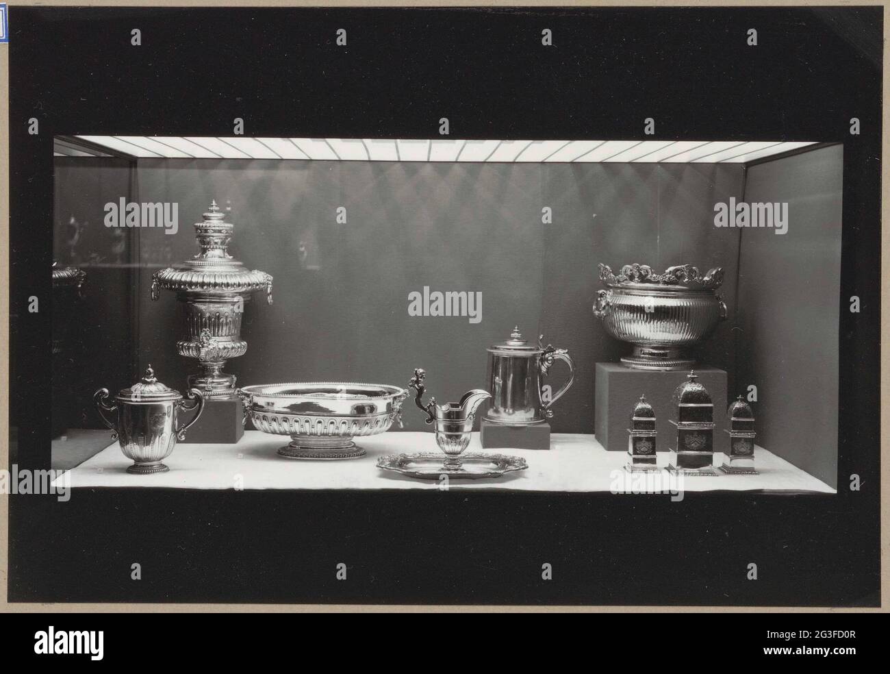Showcase with silver objects; Exhibition English silver 1660-1820 Stock ...