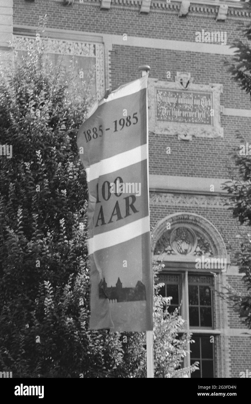 Flag with the Rijksmuseumlogo and the text 1885-1985 100 years; Flag on ...