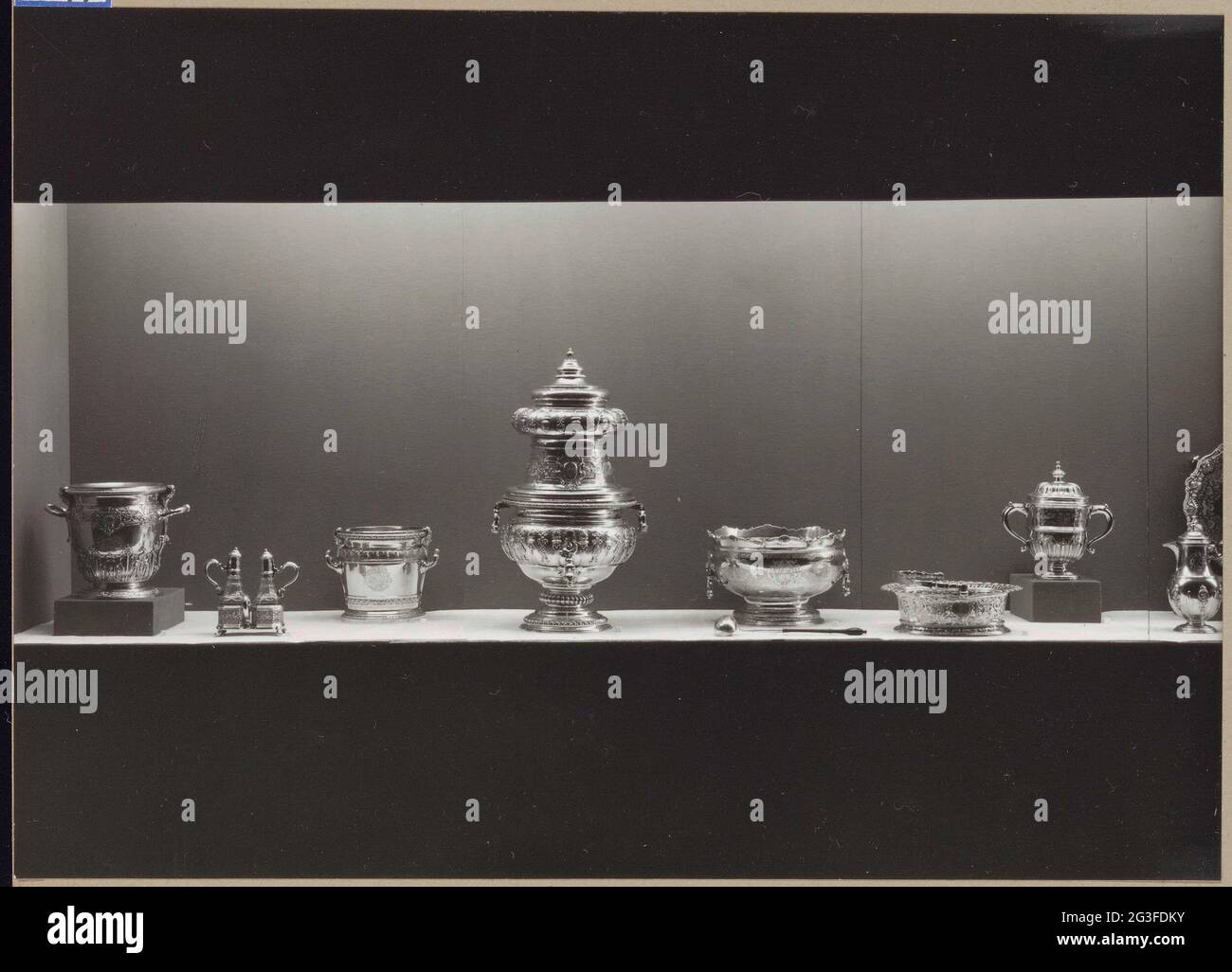 Showcase with silver objects; Exhibition English silver 1660-1820 Stock ...