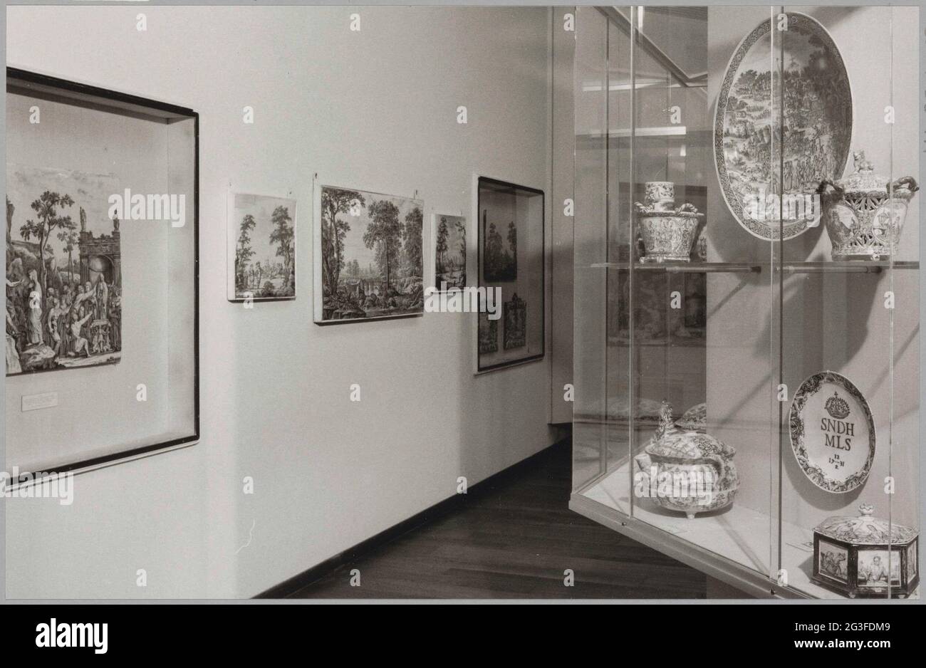 Showcase with objects of Delft earthenware (blue); Arts and crafts fall ...