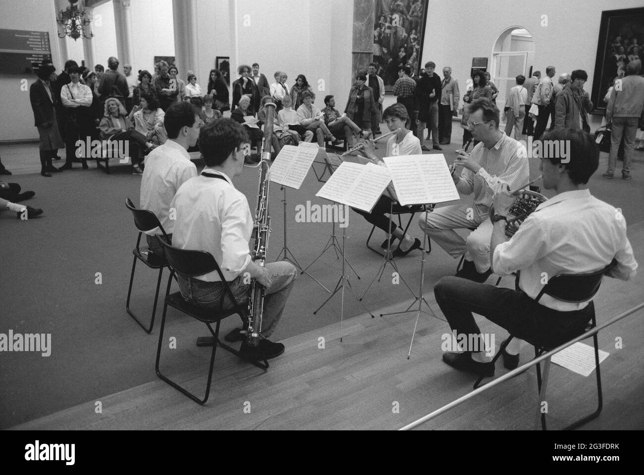 Room with musicians who play bladder instruments, public and paintings ...