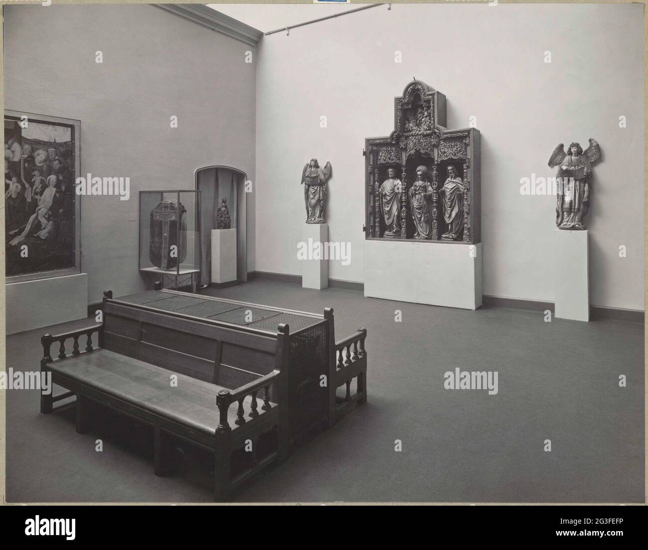 Room with sculptures, a painting and a kazufel; Exhibition from the ...