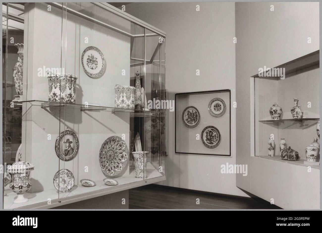 Showcases with objects from Delft earthenware (blue); Arts and crafts ...