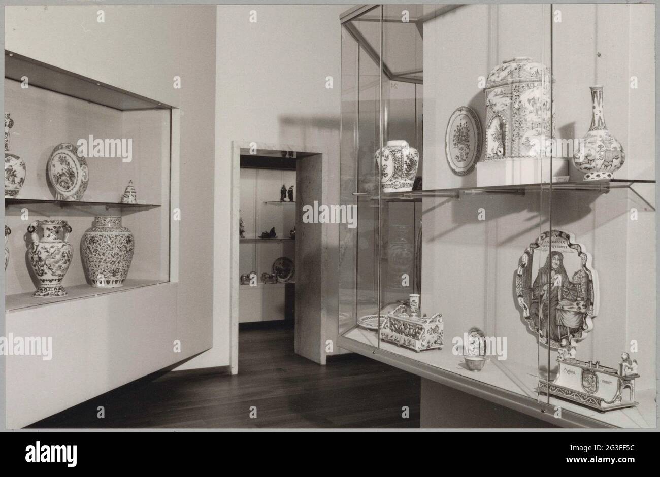 Showcases with objects from Delft earthenware (blue); Arts and crafts ...