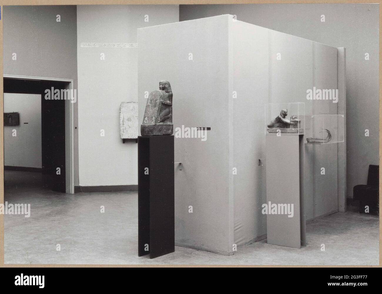 Space with various objects, partitions and a passage; 5000 years of art ...