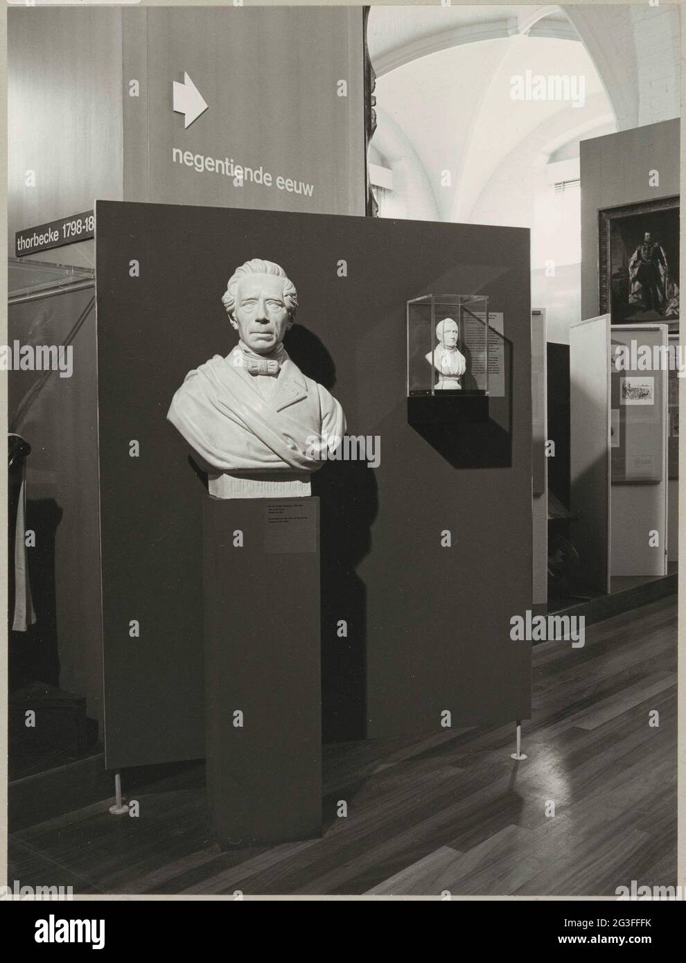 Room with two busts for a panel; Thorbecke. On the left a bust of Johan ...