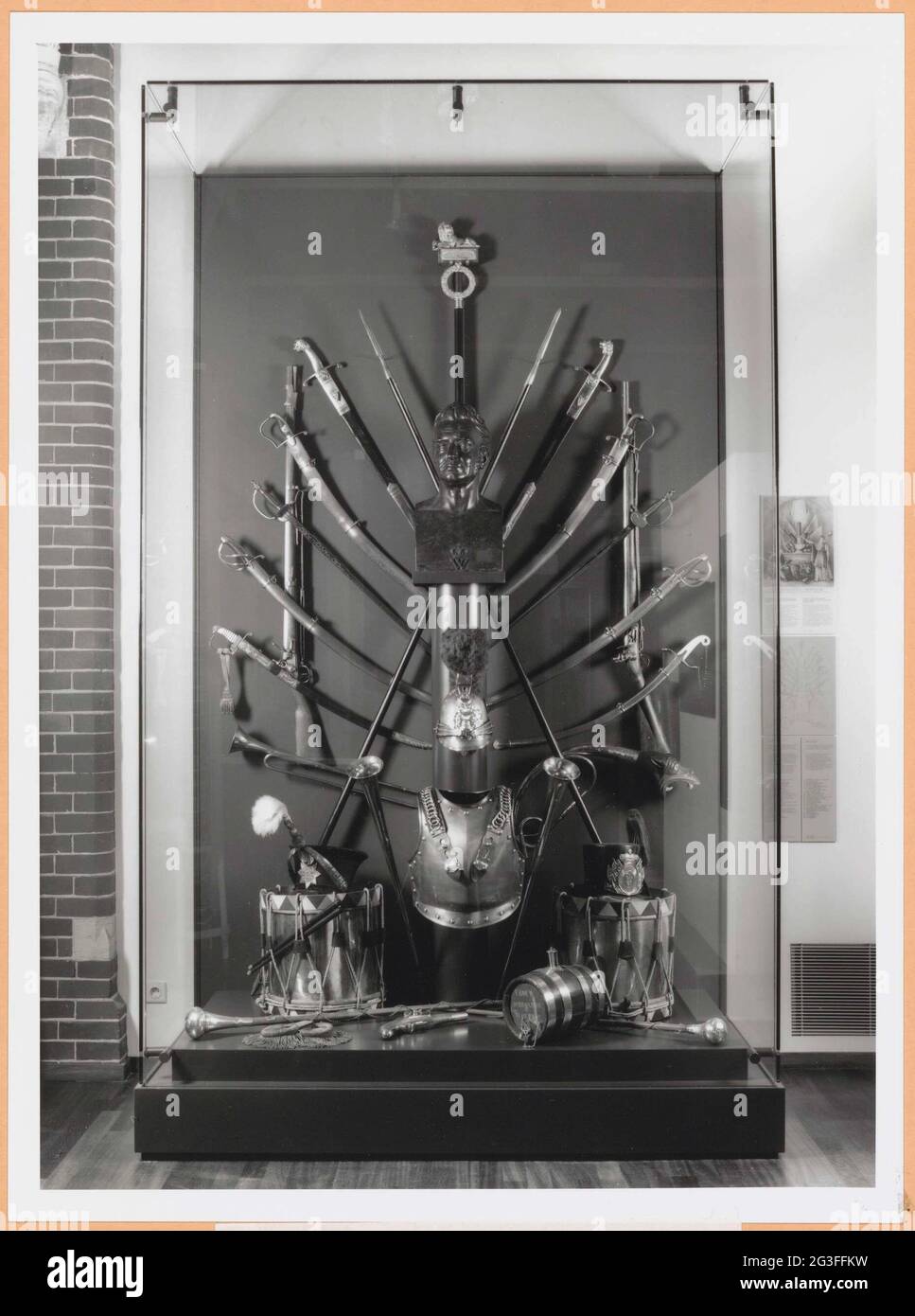 Showcase with, among other things, a bust, weapons and musical ...