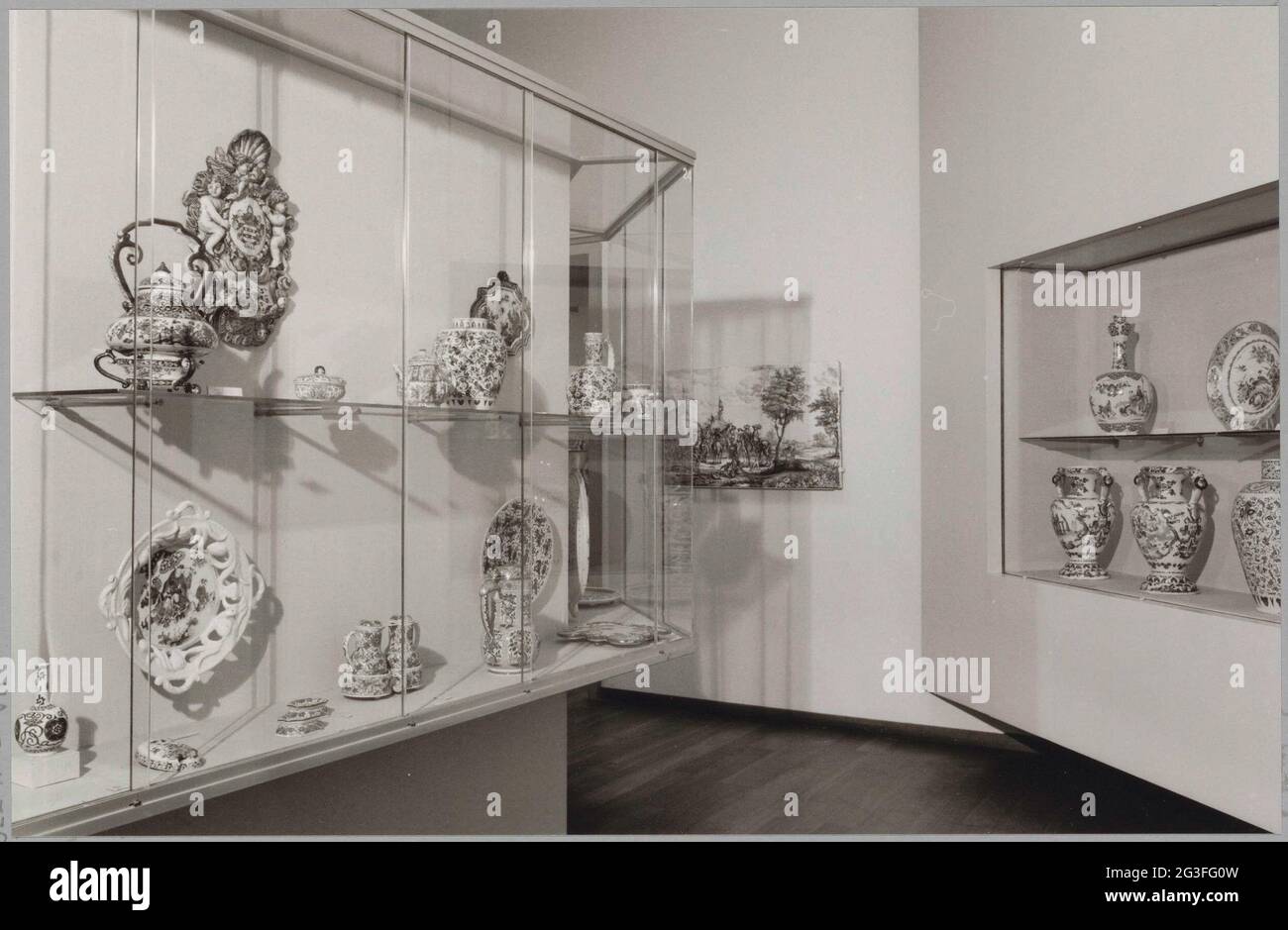 Showcases with objects from Delft earthenware (blue); Arts and crafts ...