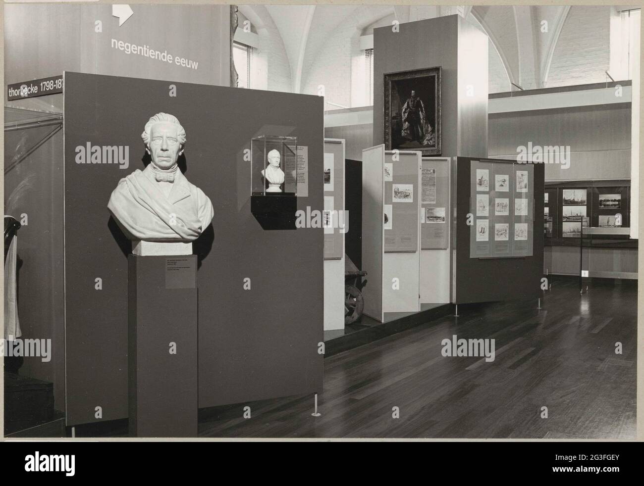 Room with two bust images next to panels with illustrations; Thorbecke ...