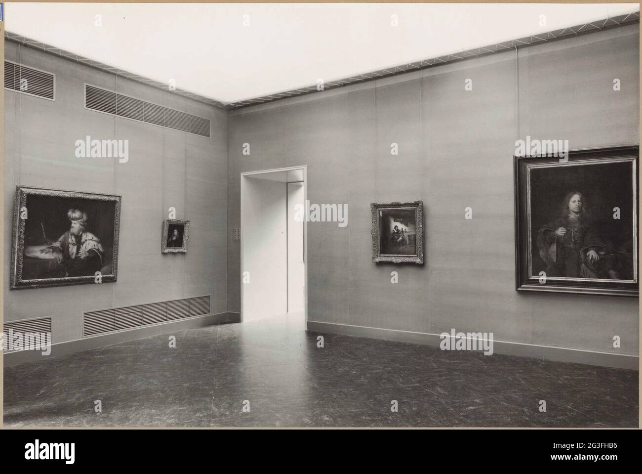 Room 223 with paintings (portraits) and a passage; Refurbishment halls ...