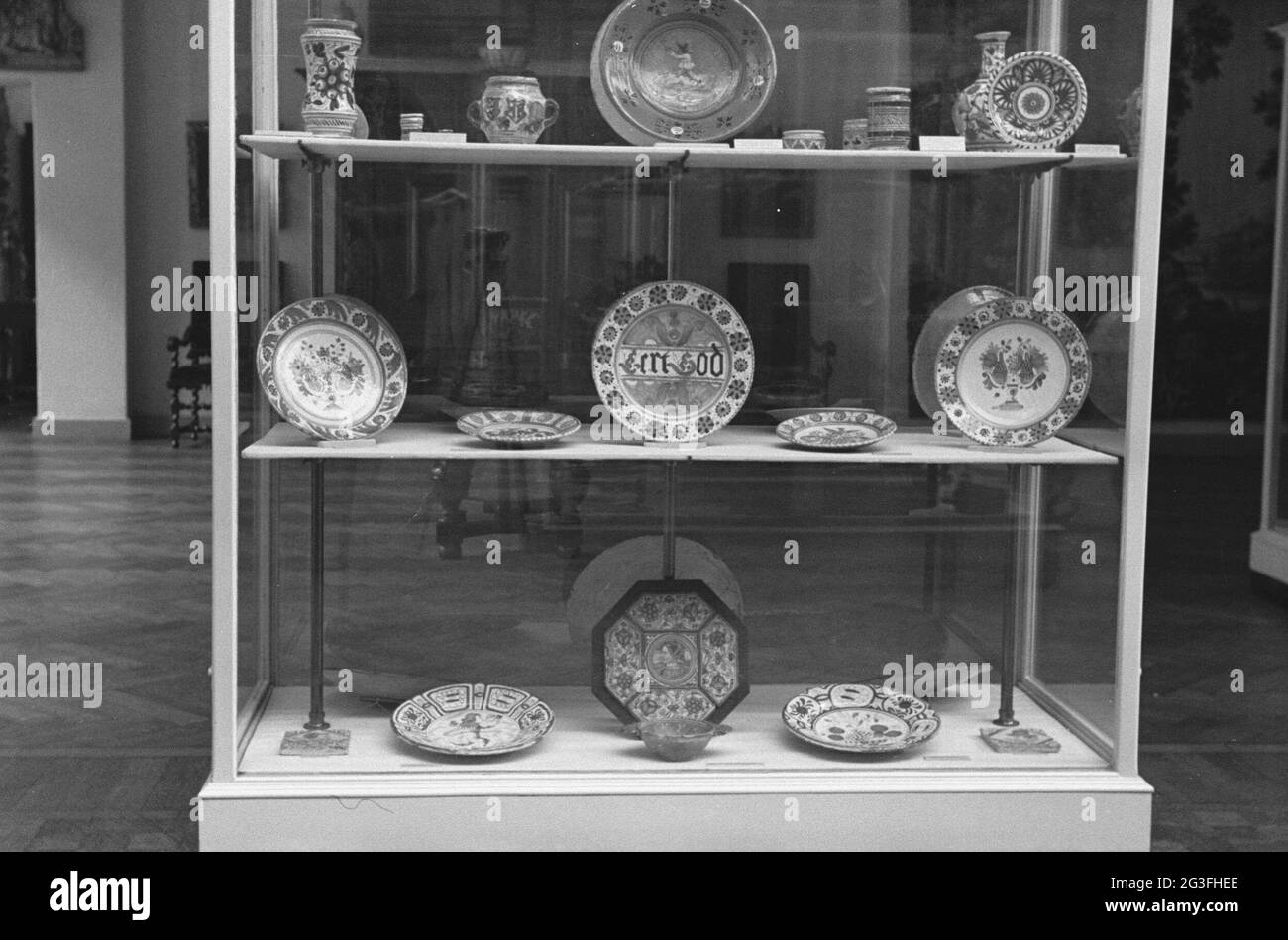 Showcase with ceramics; Interiors "Modern art Stock Photo - Alamy