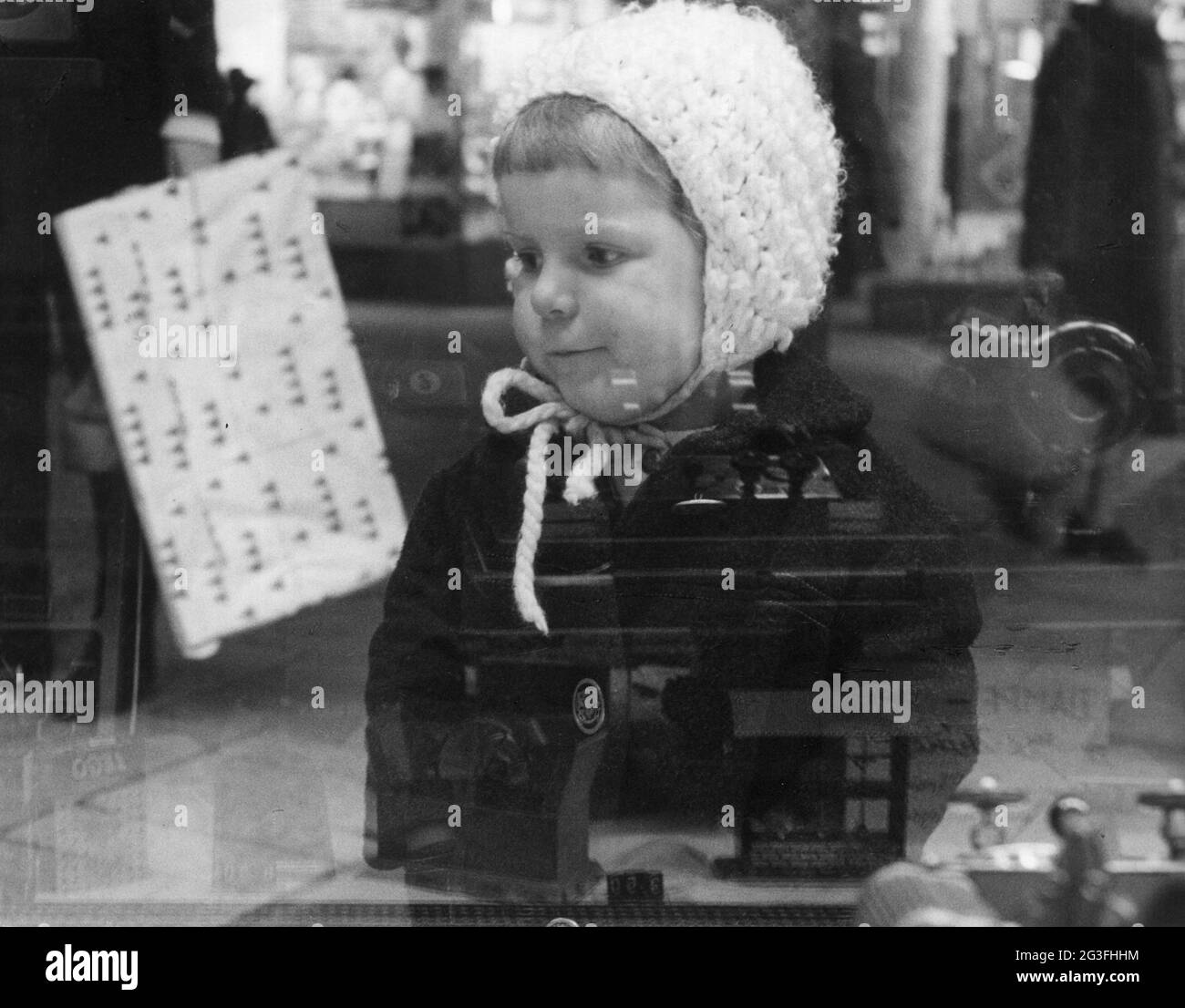 trade, shopping, window-shopping, child window shopping, 1960s ...