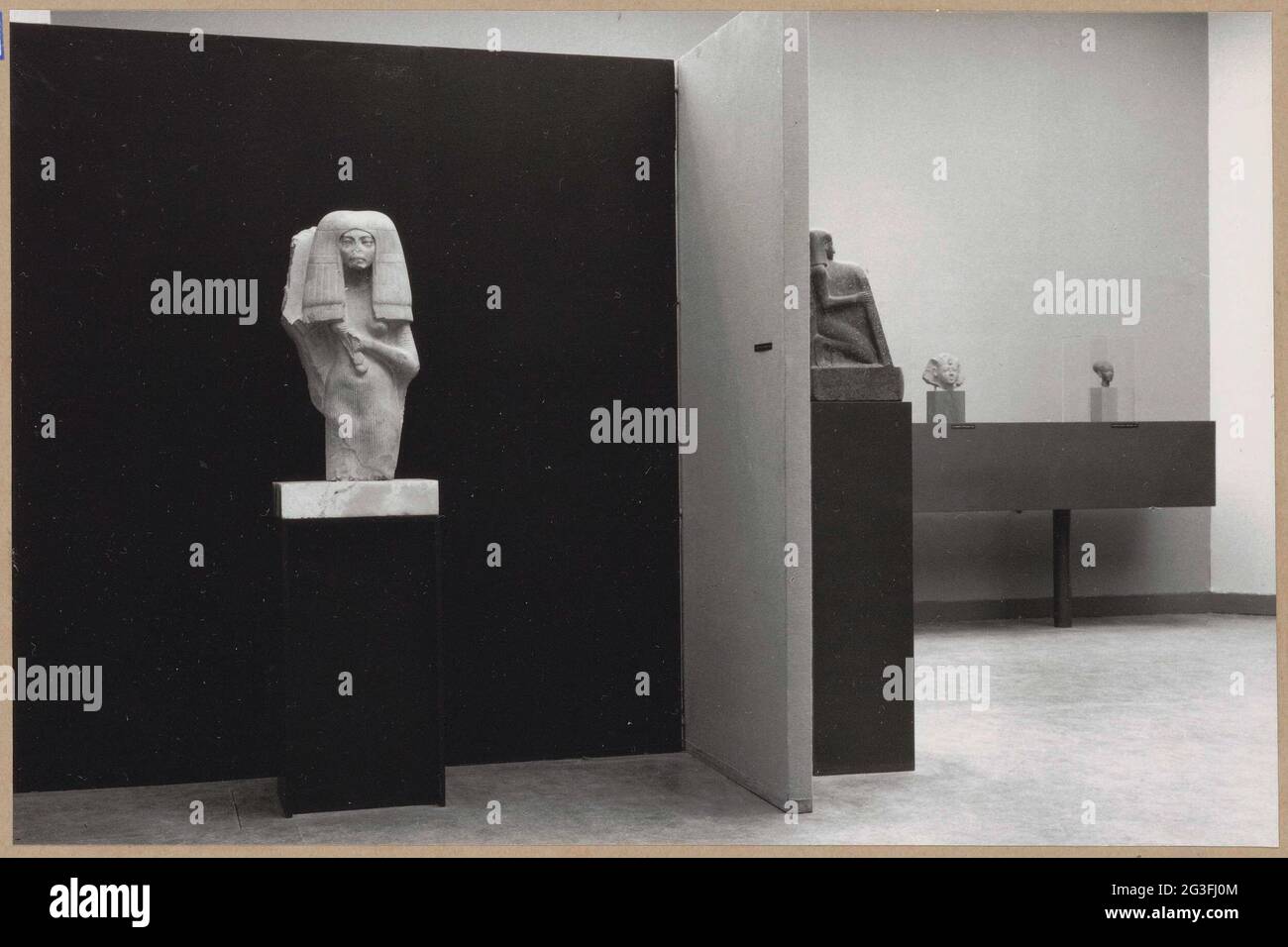 Space with an image, a partition wall and a passage with views of ...