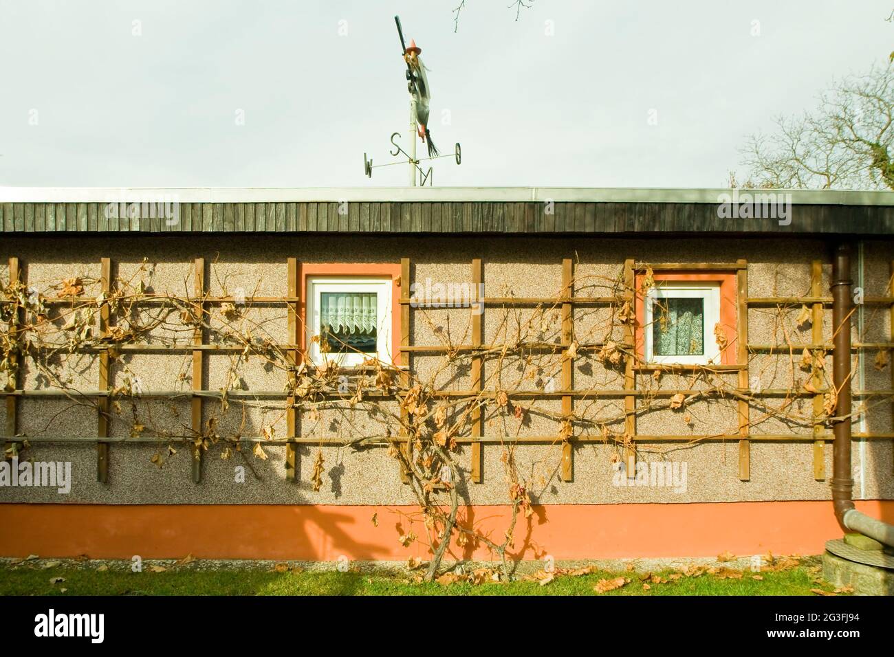 Garden bower hi-res stock photography and images - Alamy