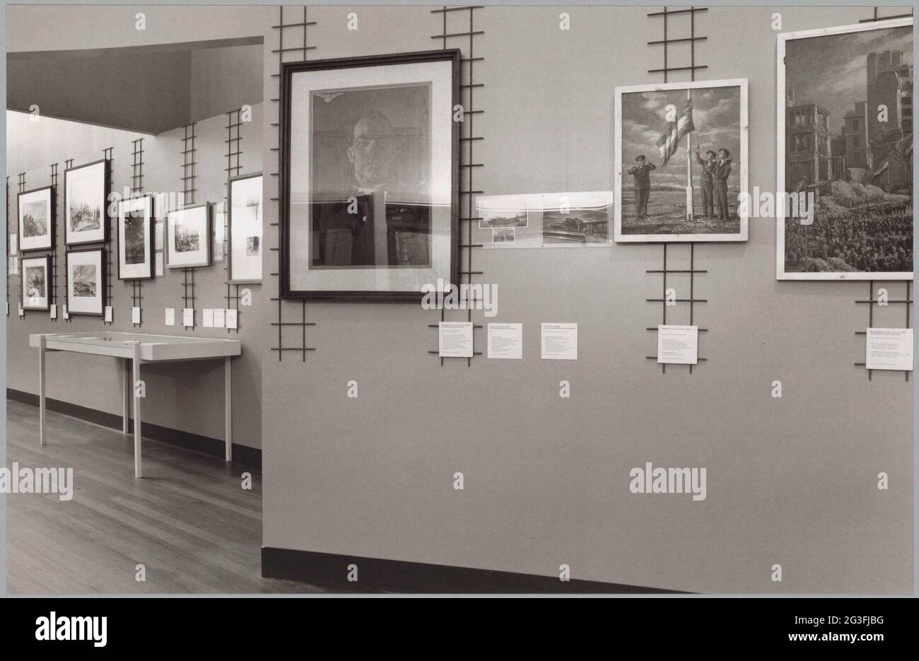 Room with paintings, on the left a layingfitrine; Exhibition war art ...