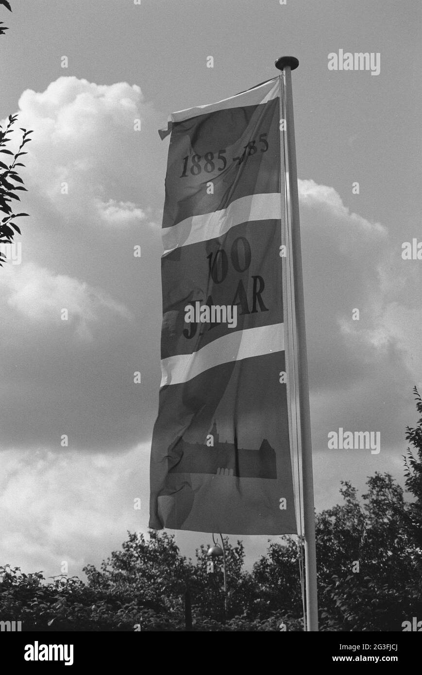 Flag with the Rijksmuseumlogo and the text 1885-1985 100 years; Flag on ...