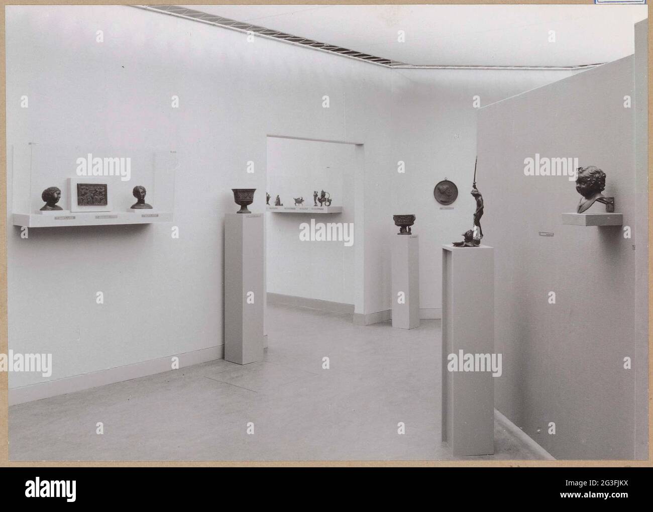 Space with a number of busts and objects from bronze; Masters of the ...