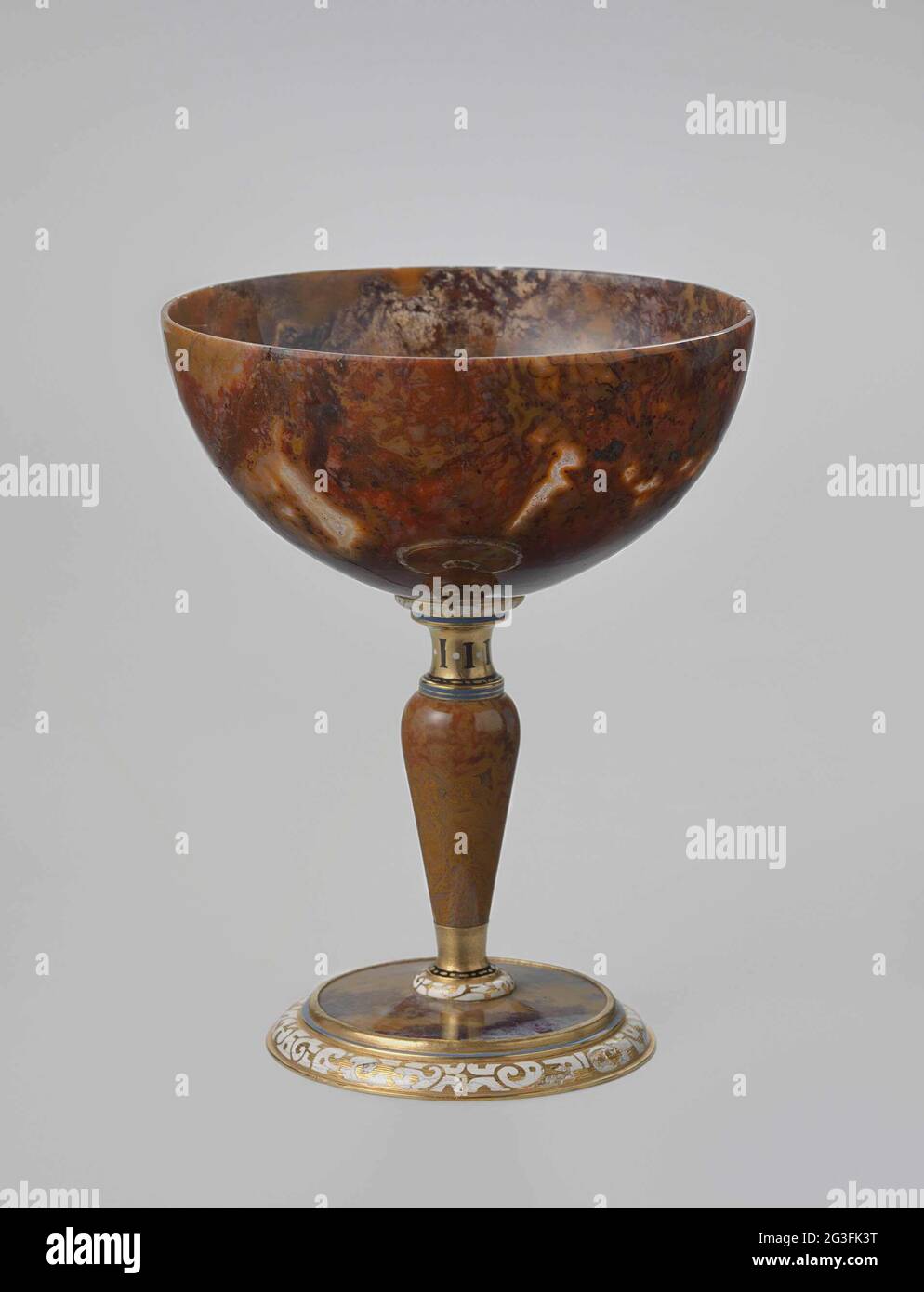 Coupe. The beautiful tonalities of the stone contrast with the colours ...