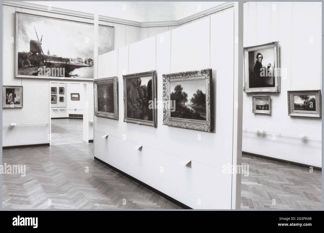 Room with paintings, a partition wall in the middle, at the back of a ...