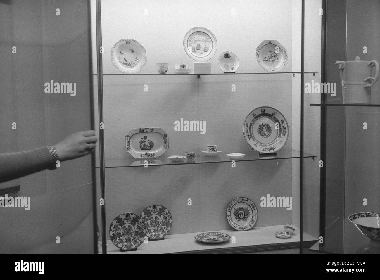 Showcase with Chinese arms porcelain including plates, left an arm that ...