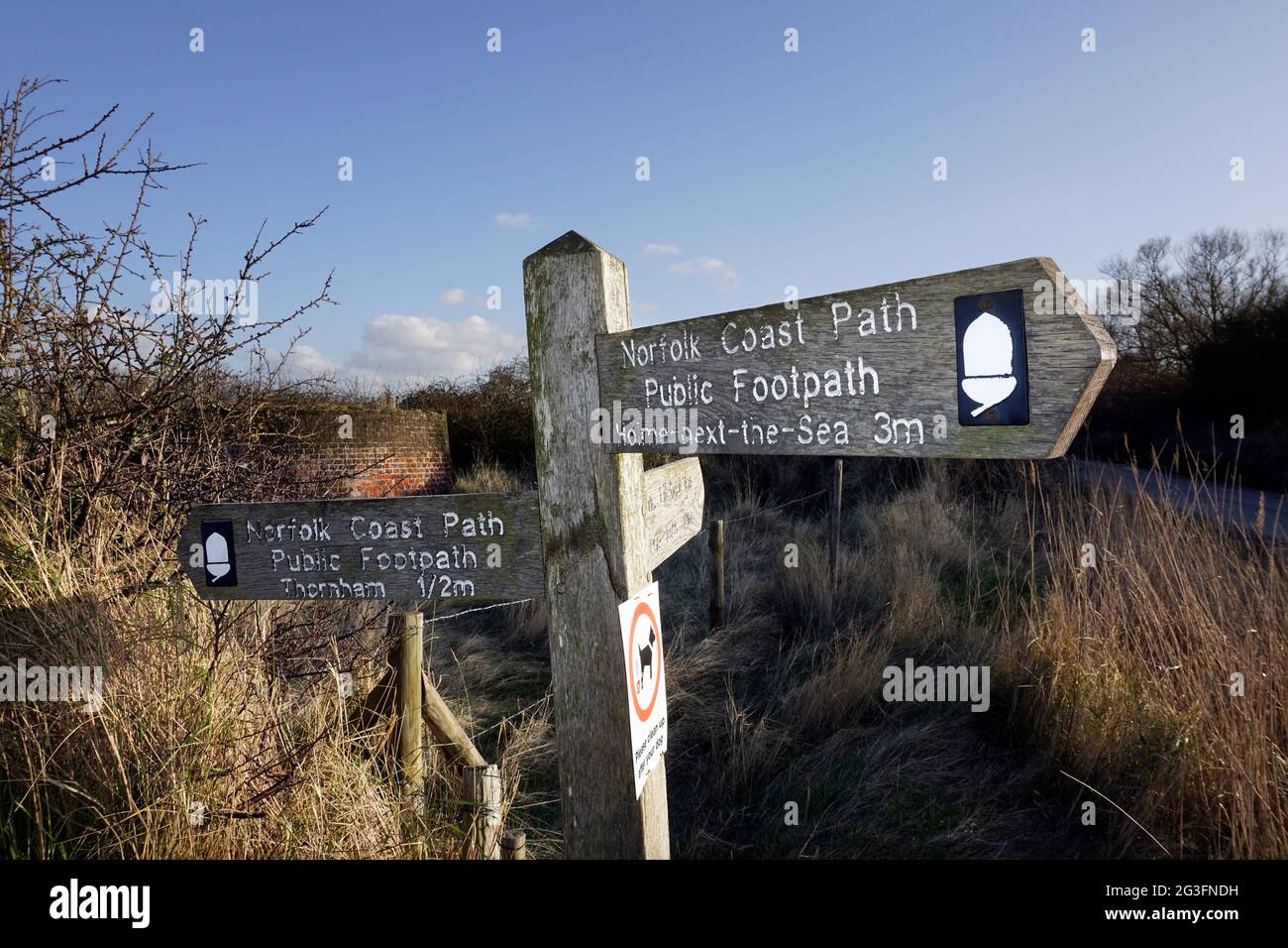 norfolk coast path sign thornham north norfolk england Stock Photo - Alamy