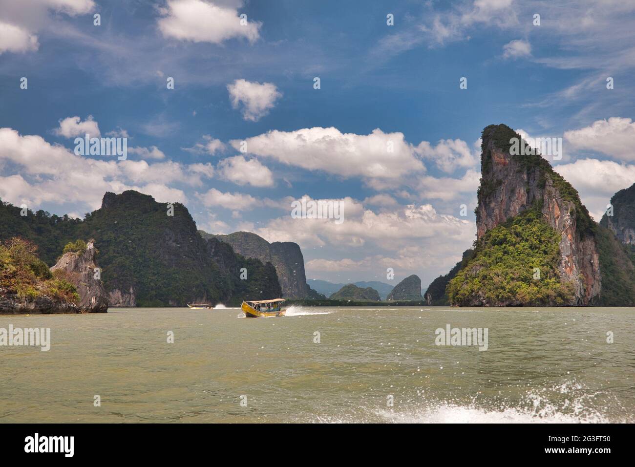 Rock formations by the sea hi-res stock photography and images - Alamy