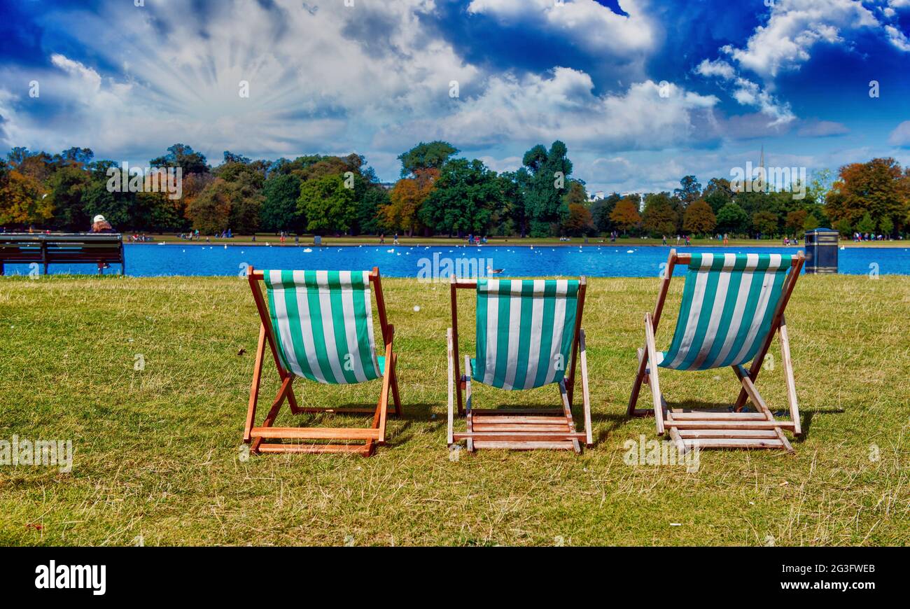 Green park deckchair hi-res stock photography and images - Alamy