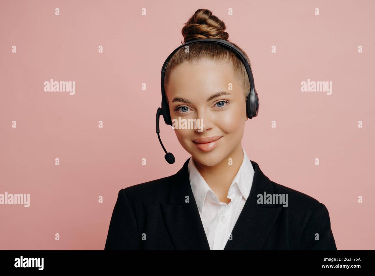 Face with headset hi-res stock photography and images - Alamy