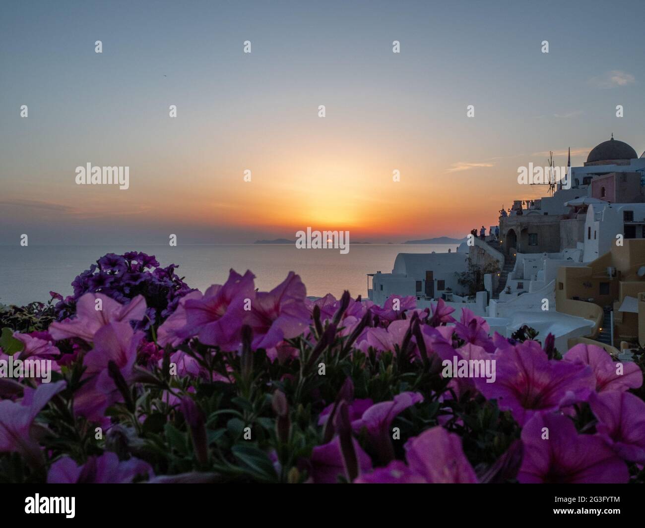 Santorini sunset greece hi-res stock photography and images - Alamy