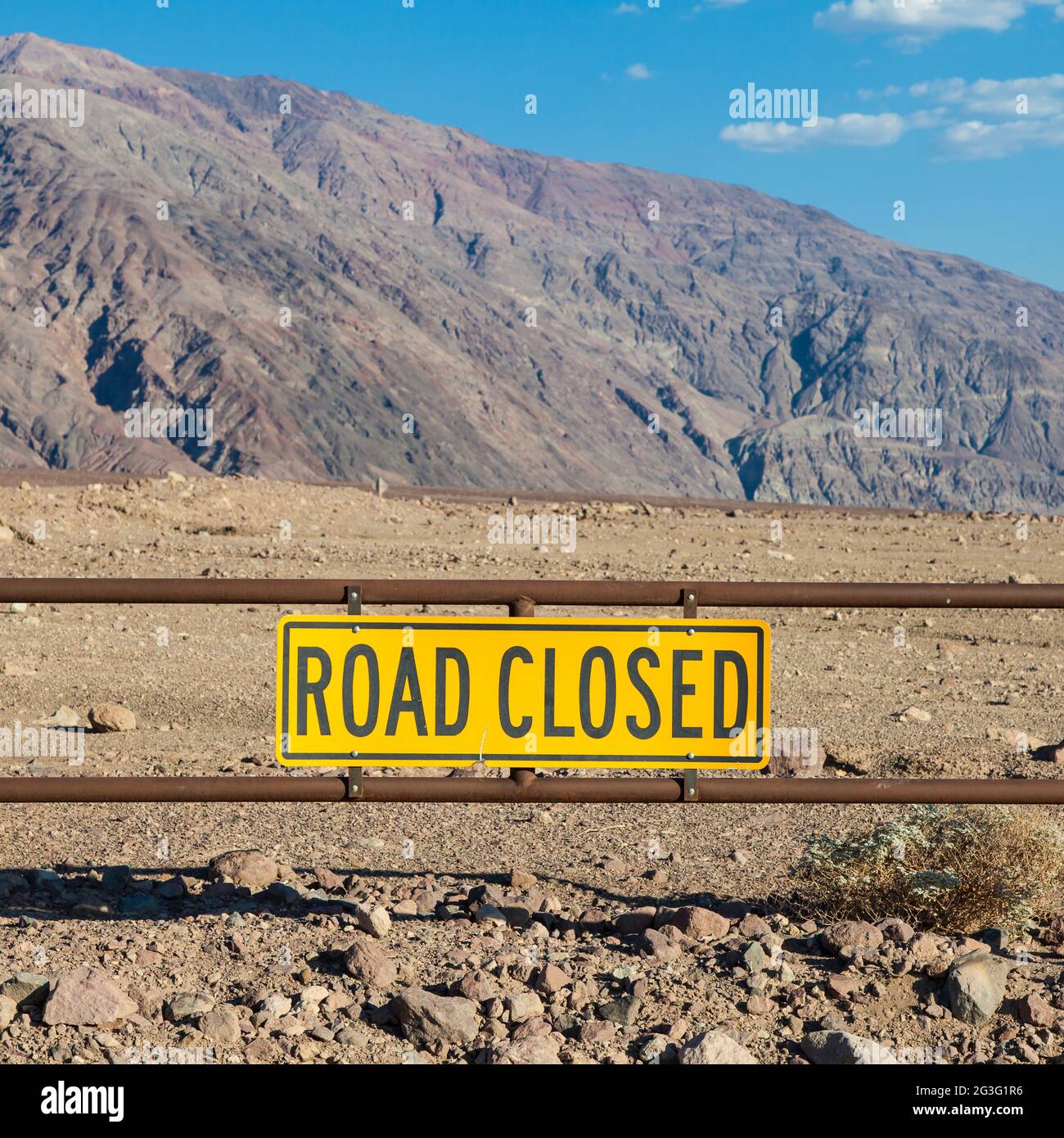 Car park closed warning sign hi-res stock photography and images - Alamy